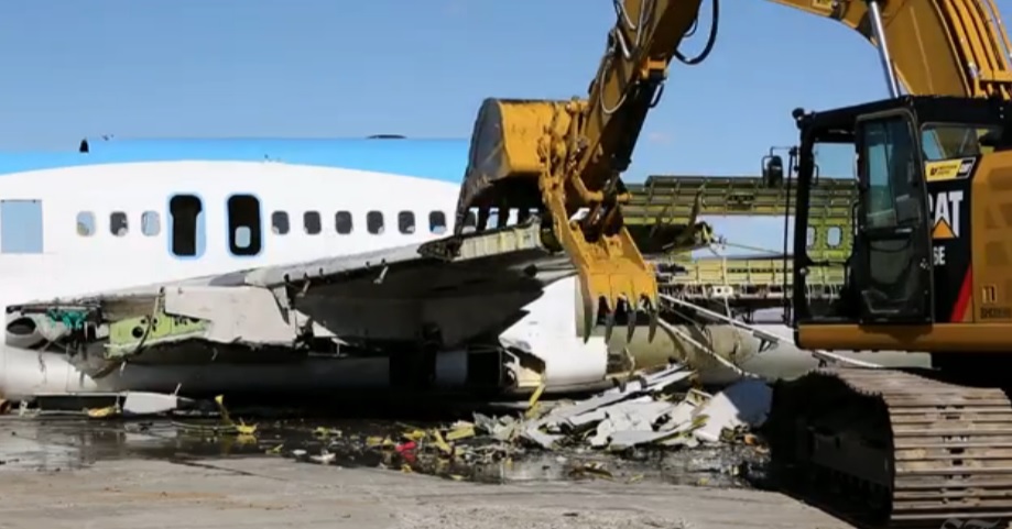 Watch a Former United Boeing 757 Get Torn Apart for Recycling - View ...