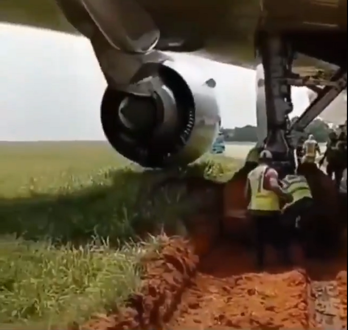 Boeing 777 Gets Stuck In The Mud After It Skids Off The Taxiway In ...