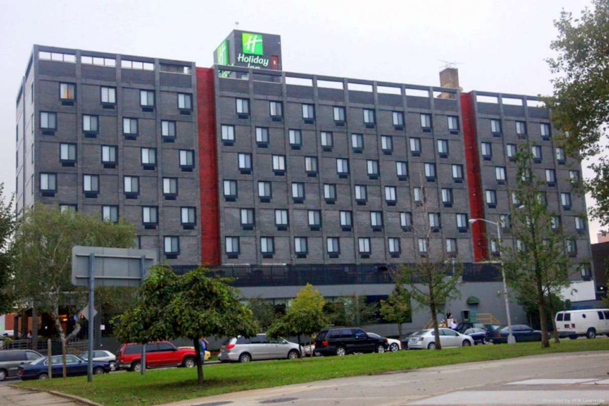 Just Because You Make A Reservation At Holiday Inn, Doesn't Mean The ...