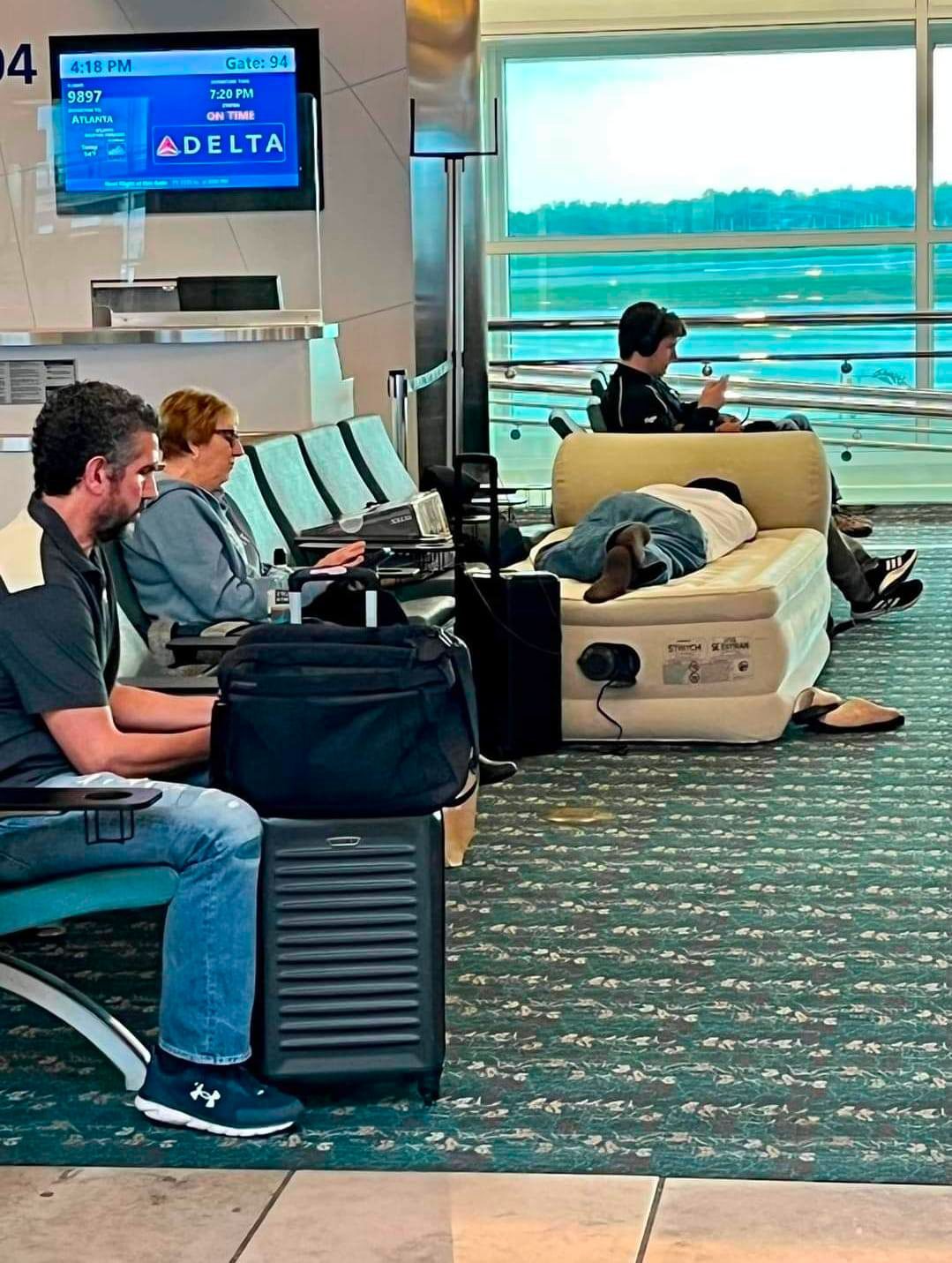 Delta Passenger Puts Down Mattress And Goes To Sleep At The Gate - View ...