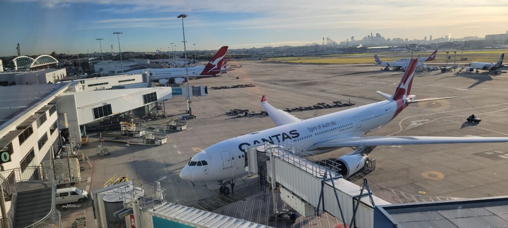 VIDEO: Qantas Flight To Dallas Diverts To Tahiti After Passenger Bites ...