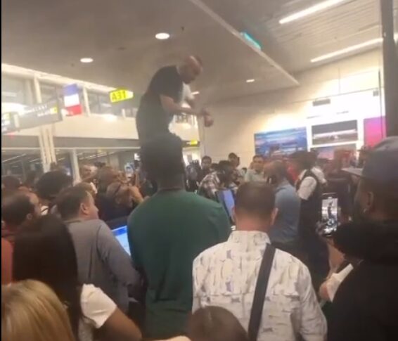 Passengers Revolt And Airline Employees Flee As Flight From DC To ...