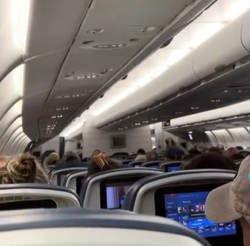 13 Delta Passengers Receive $2,000 - $4,000 As Agent Begs Them To Take ...