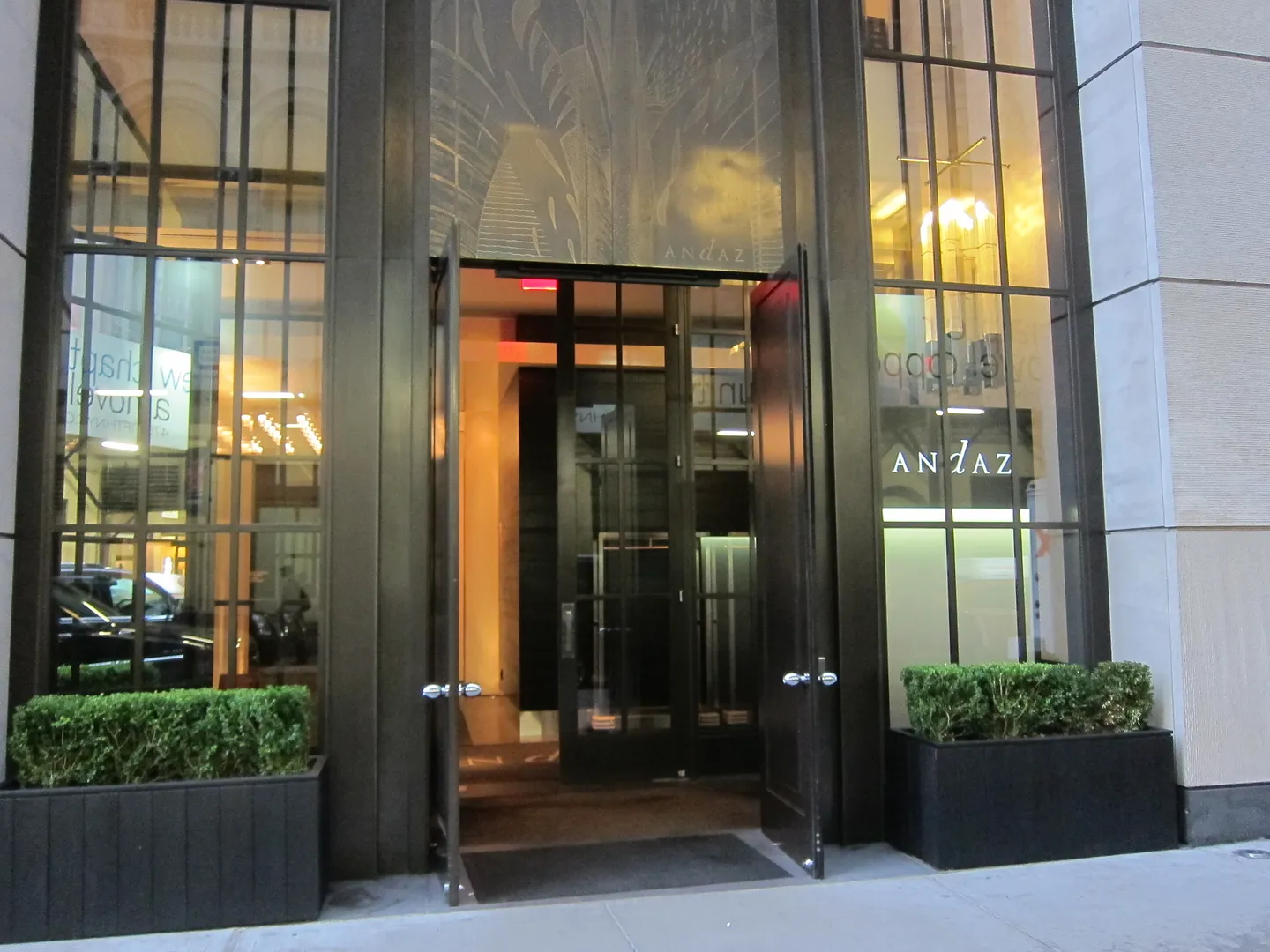 Mastering The Hotel Lobby: Hacks For Non-Guests To Blend In, Use The ...