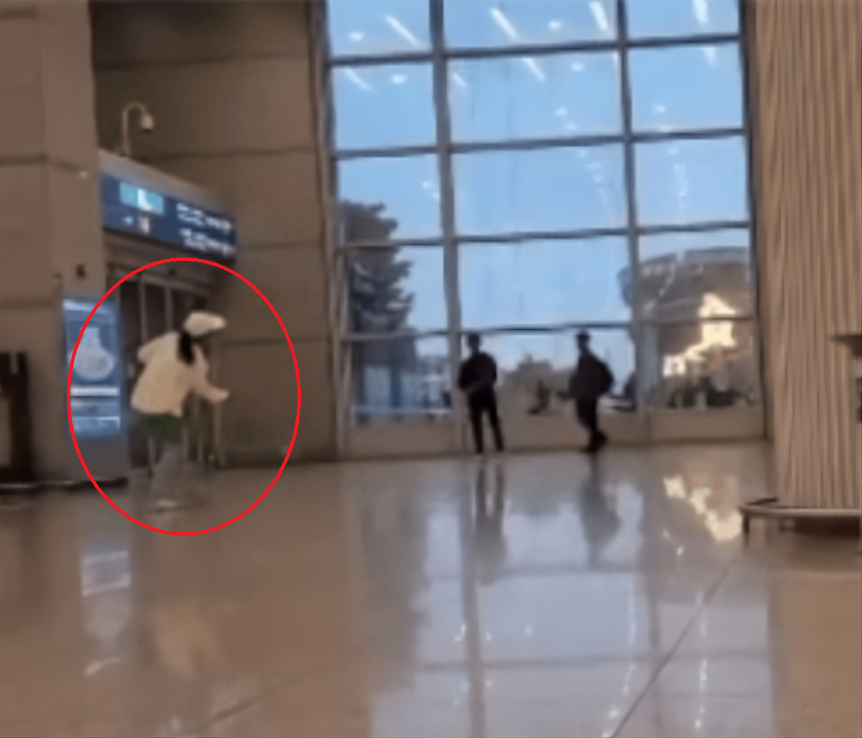 Watch Passengers Turn Seoul Airport Terminal Into Tennis Court - View ...