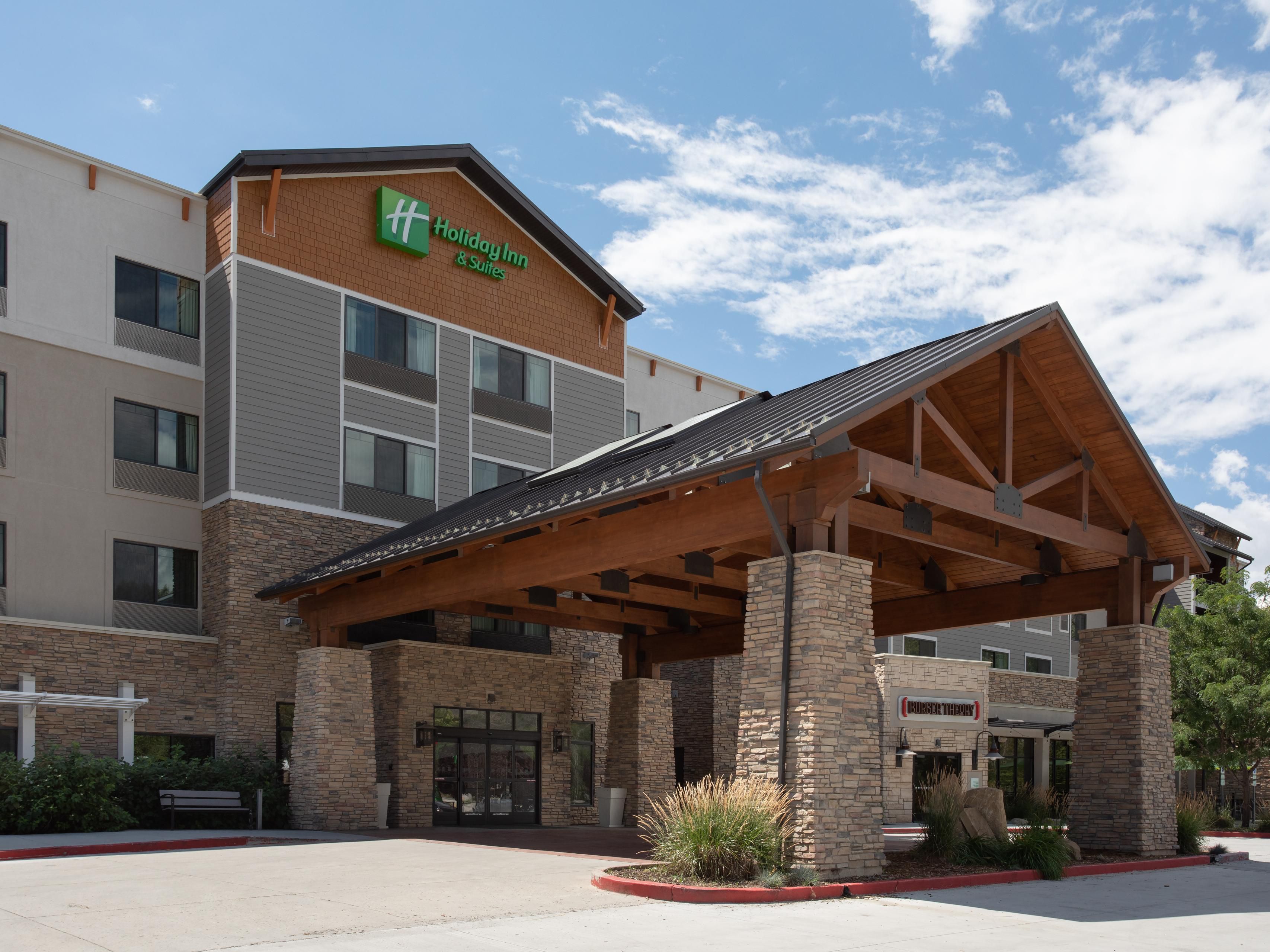 Holiday Inn Front Desk Dismisses 3AM Break-In: 'Happens All the Time ...