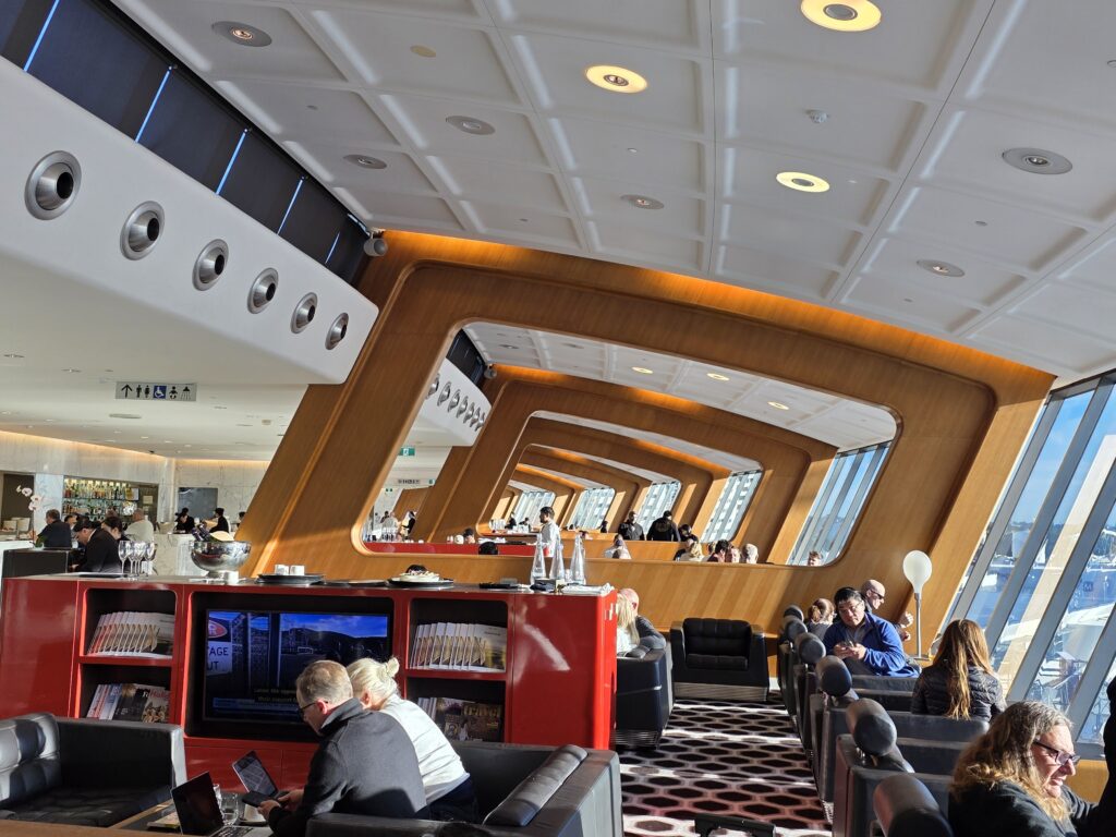 Qantas First Class Lounge Face-Off: Sydney's Still A Gem, LAX Has Lost ...