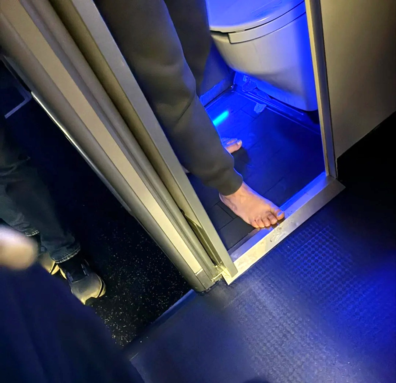 Science Says Delta Air Lines Barefoot Lavatory Passenger Is Proof We’ve ...