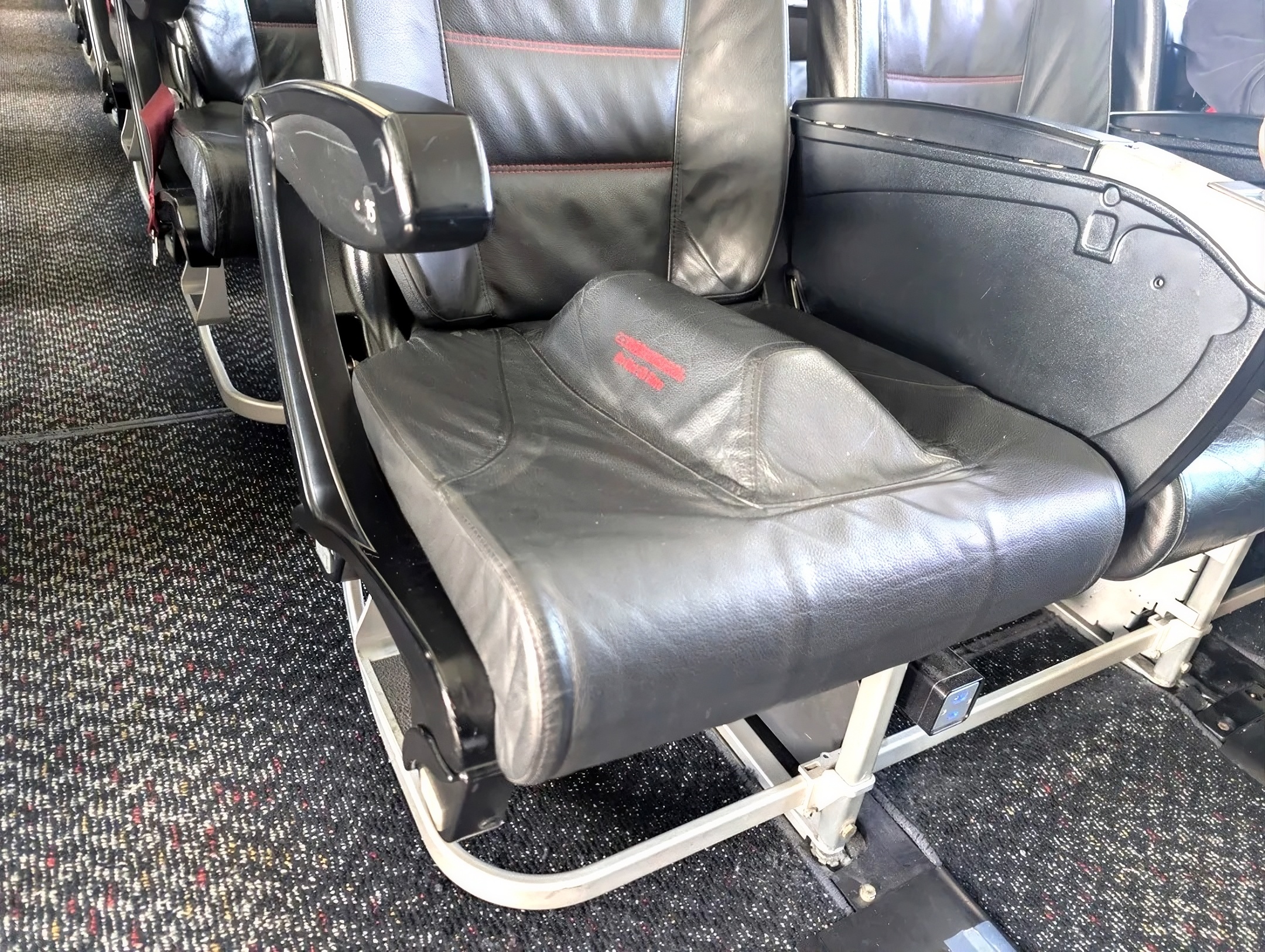 This Viral 'Cheek Splitter 9000' Airline Seat Looks Like A Torture ...